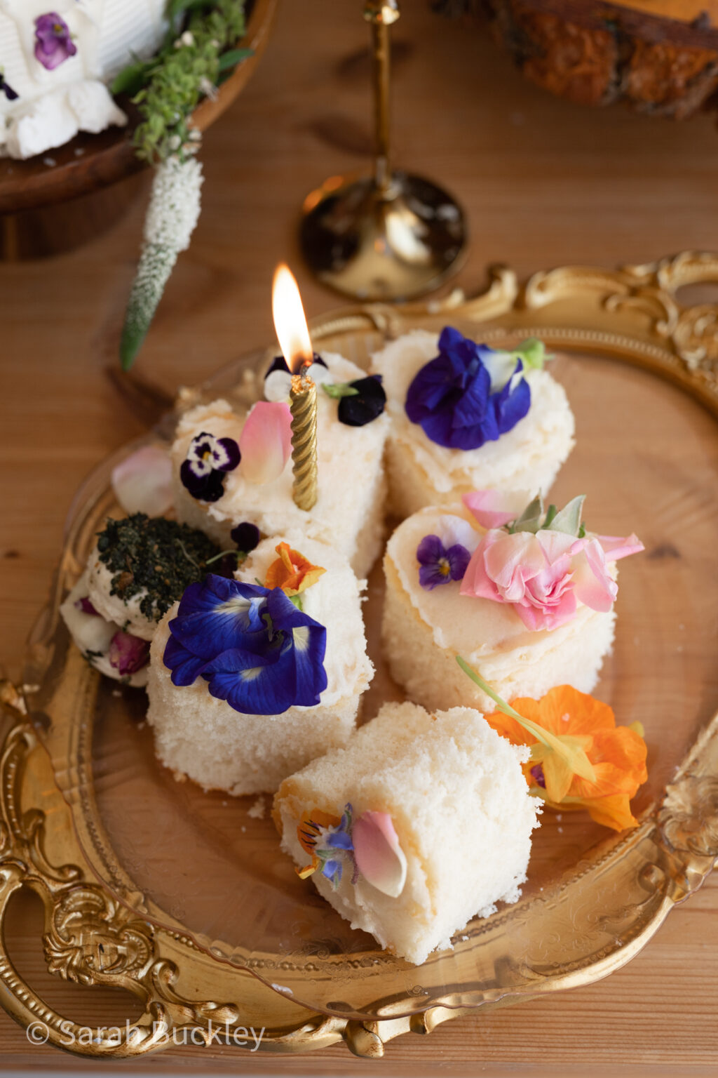 The Best Edible Flowers For Cake And How To Decorate With Them - Frolic ...